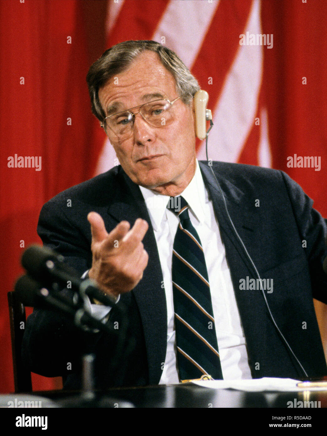 Bush oval office 1990 hi-res stock photography and images - Alamy