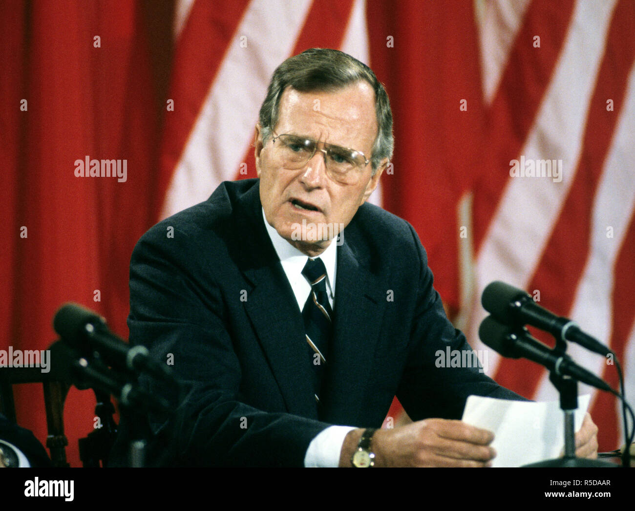 Bush oval office 1990 hi-res stock photography and images - Alamy