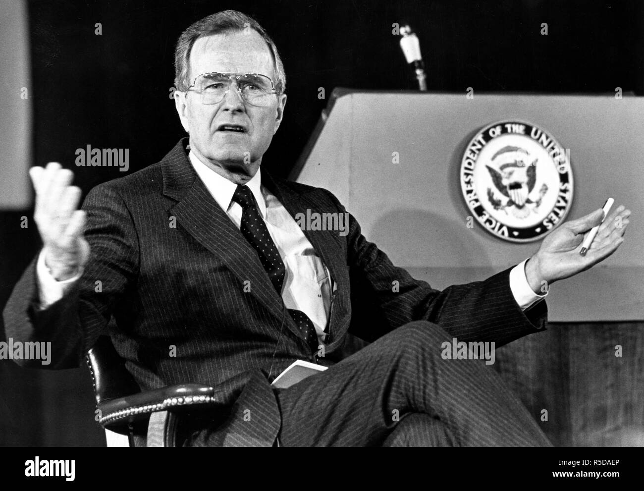 George bush sr press hi-res stock photography and images - Alamy