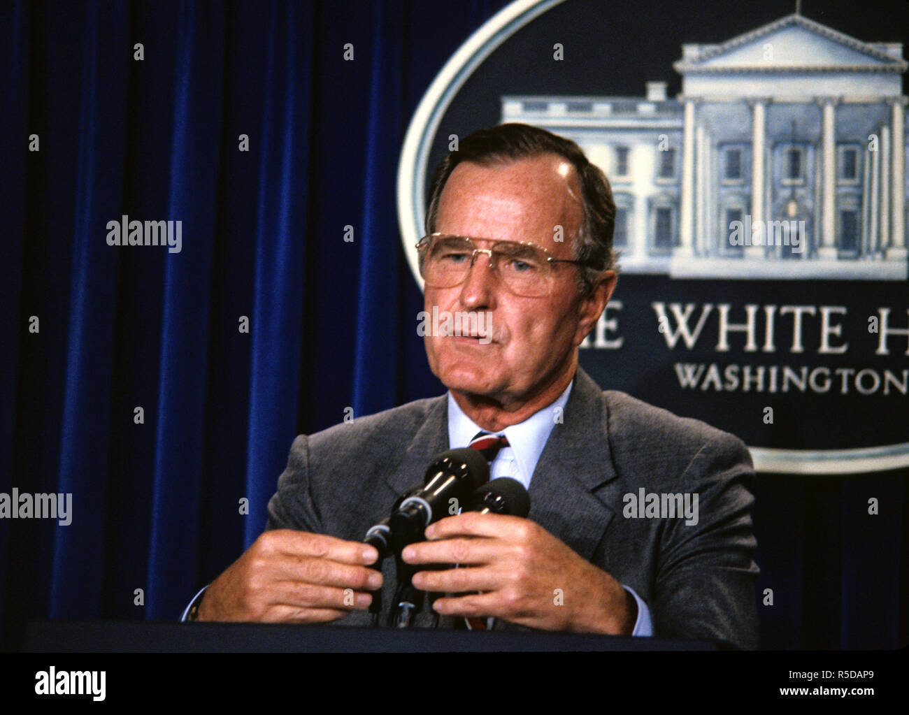 George bush 1990 hi-res stock photography and images - Alamy