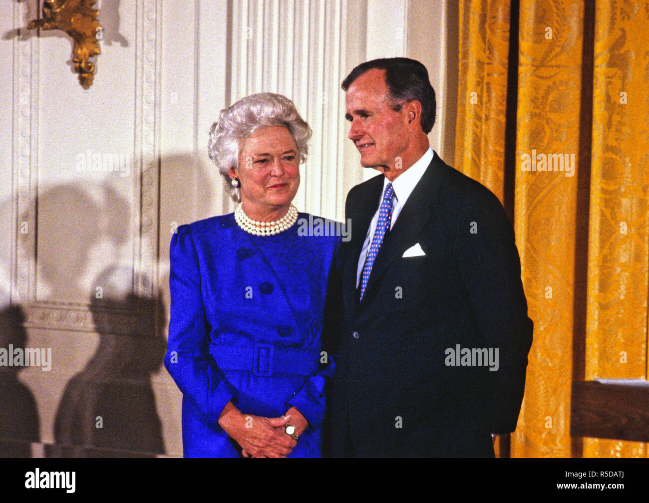 First lady barbara bush 1989 hi-res stock photography and images - Alamy