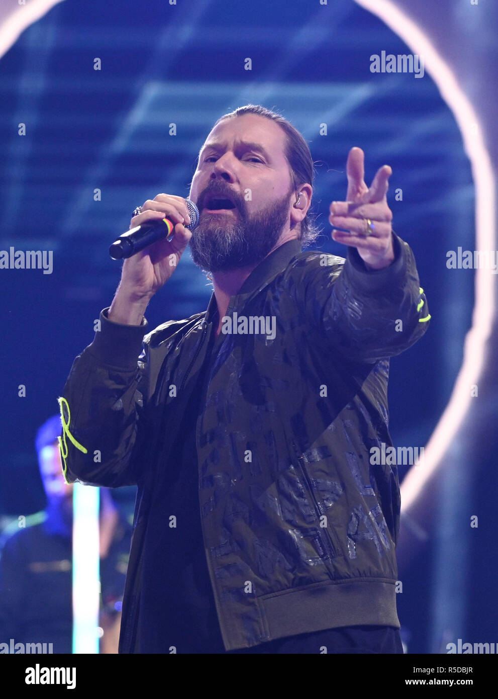 Oberhausen, Germany. 30th Nov, 2018. The singer Rea Garvey is on stage ...