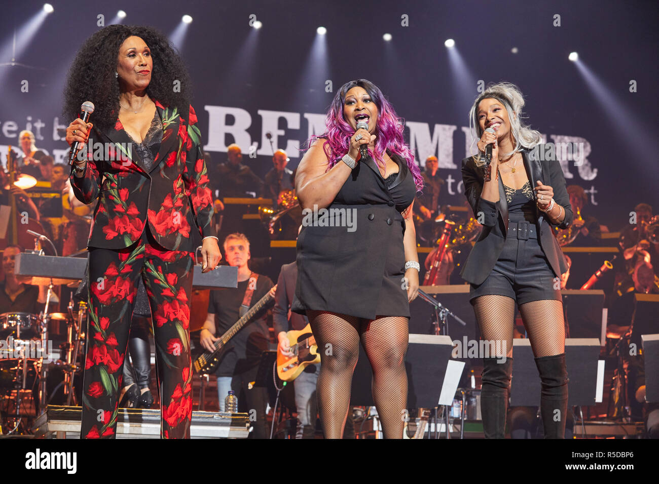 Hamburg, Germany. 30th Nov, 2018. Ruth (l-r), Anita and Sadako Pointer ...