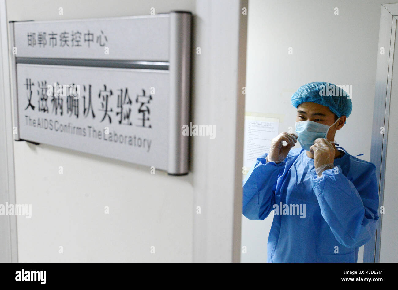 Handan, Handan, China. 1st Dec, 2018. Handan, CHINA-The staff test the ...