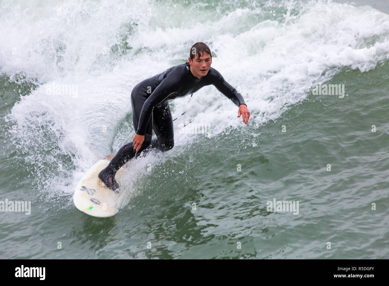 Bournemouth, Dorset, UK. 1st December 2018. Surfers head to the seaside ...