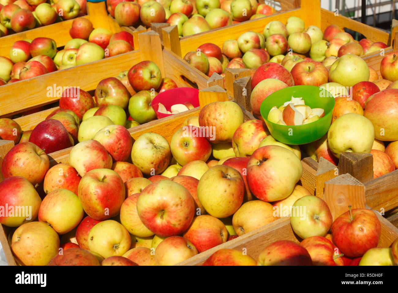 fresh apples in boxes on a market stall Stock Photo - Alamy