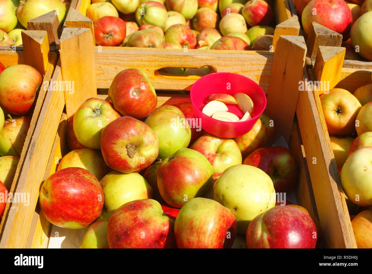 fresh apples in boxes on a market stall Stock Photo - Alamy