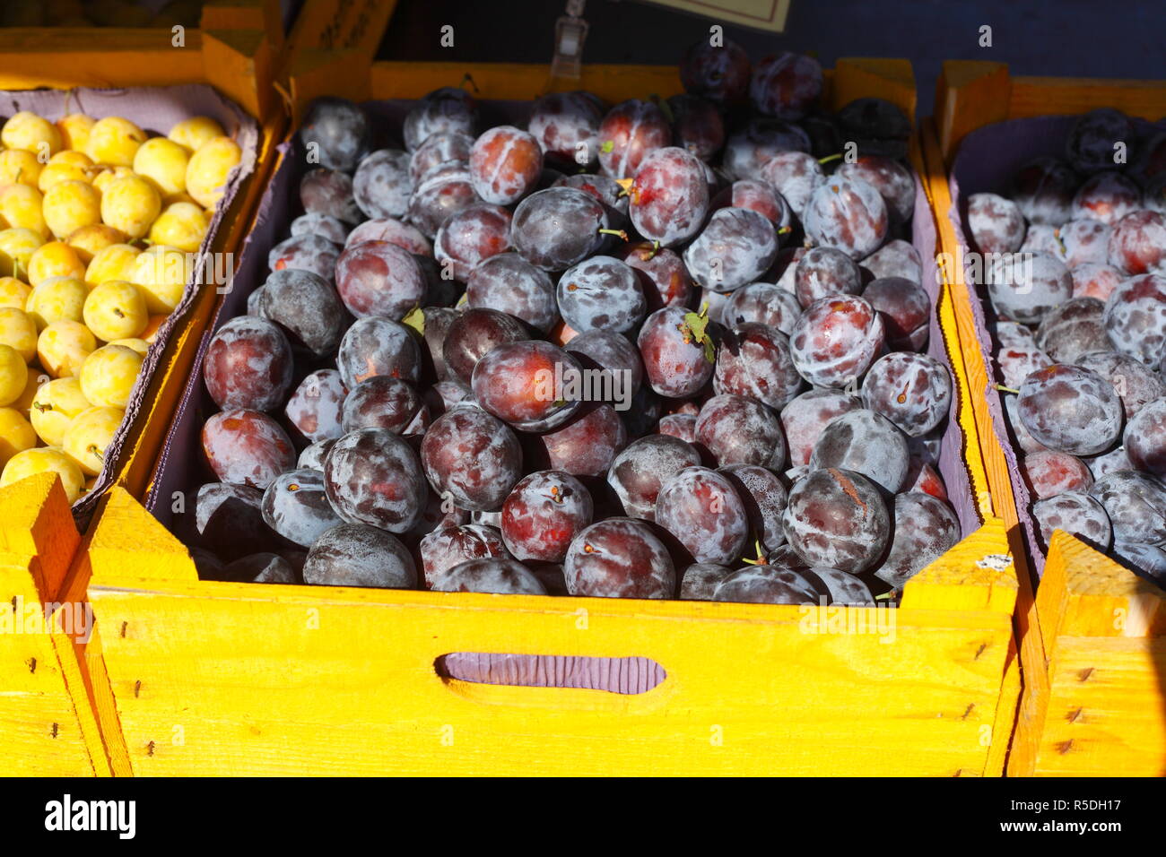 fresh plums in wooden boxes on a market stall Stock Photo - Alamy