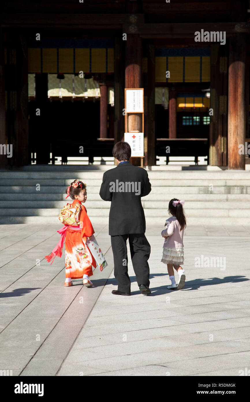 Father with his daughters (one in traditioanl dress), Meiji Shrine ...