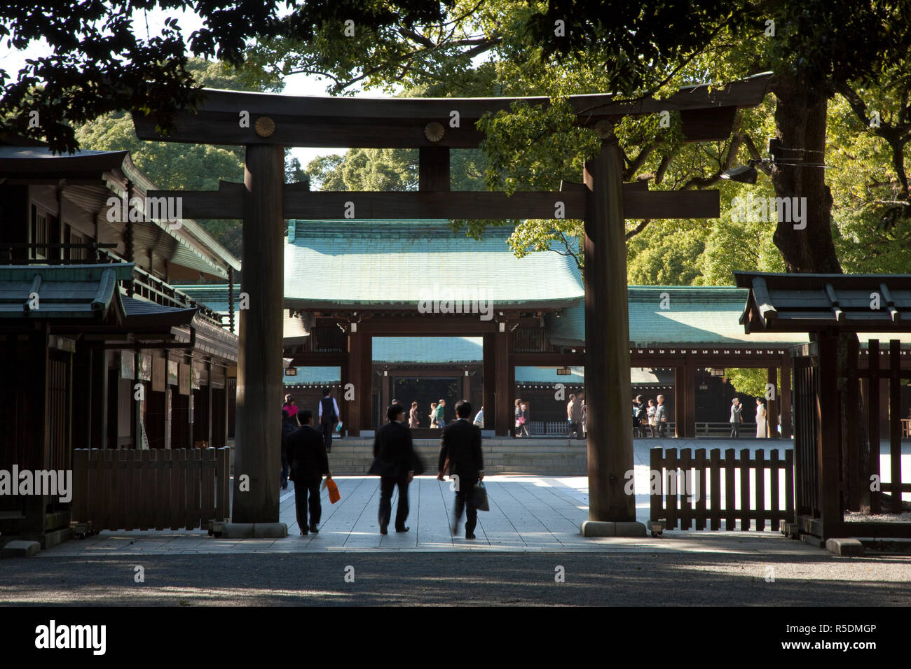 Tori gate tokyo hi-res stock photography and images - Alamy