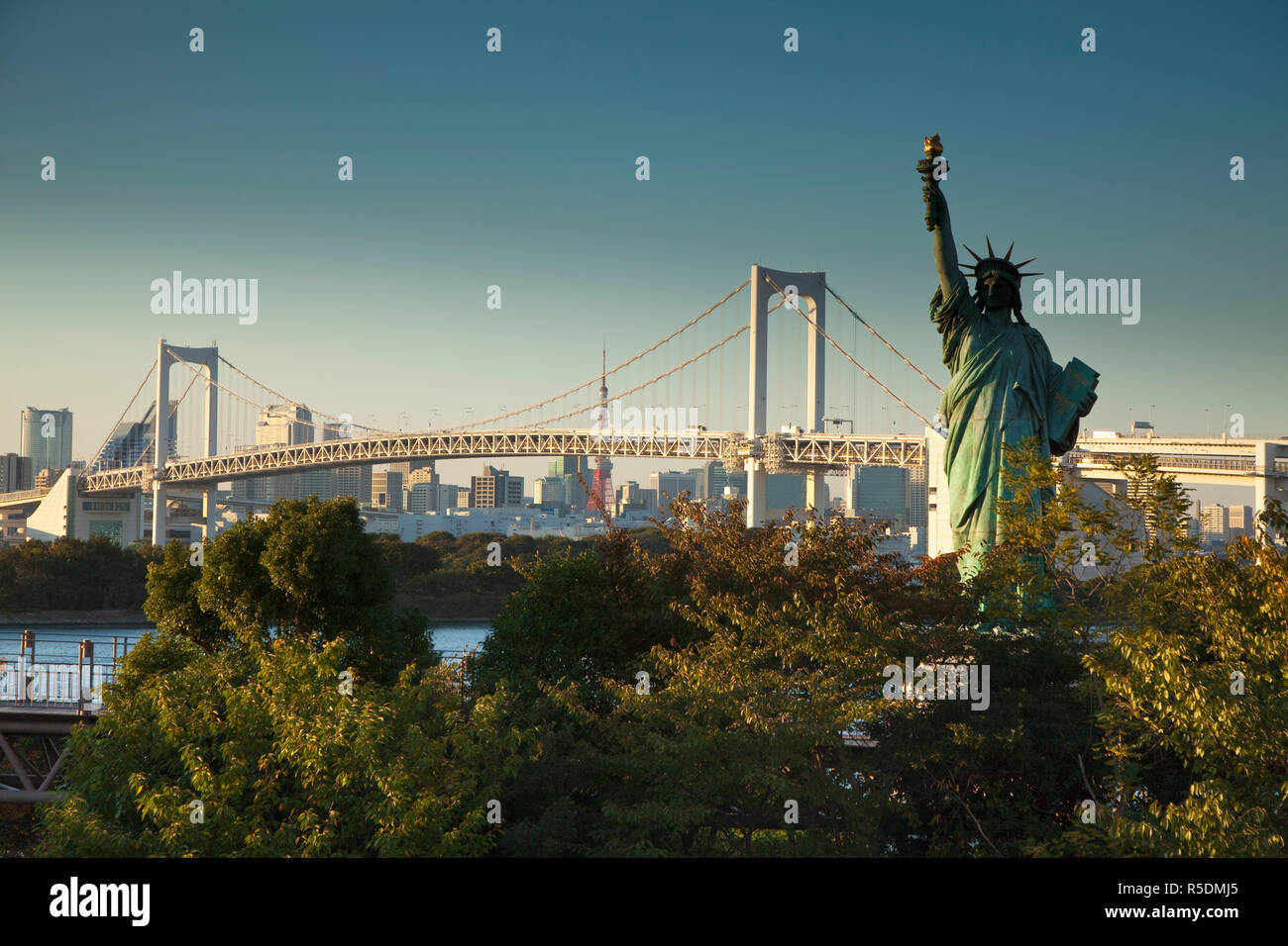 Rainbow bridge and Statue of Liberty replica, Odaiba, Tokyo, Japan ...