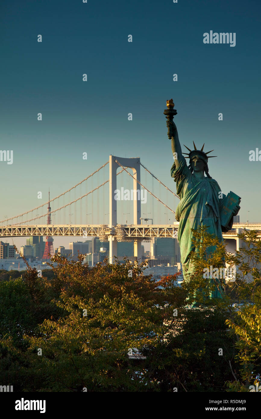 Rainbow bridge and Statue of Liberty replica, Odaiba, Tokyo, Japan ...