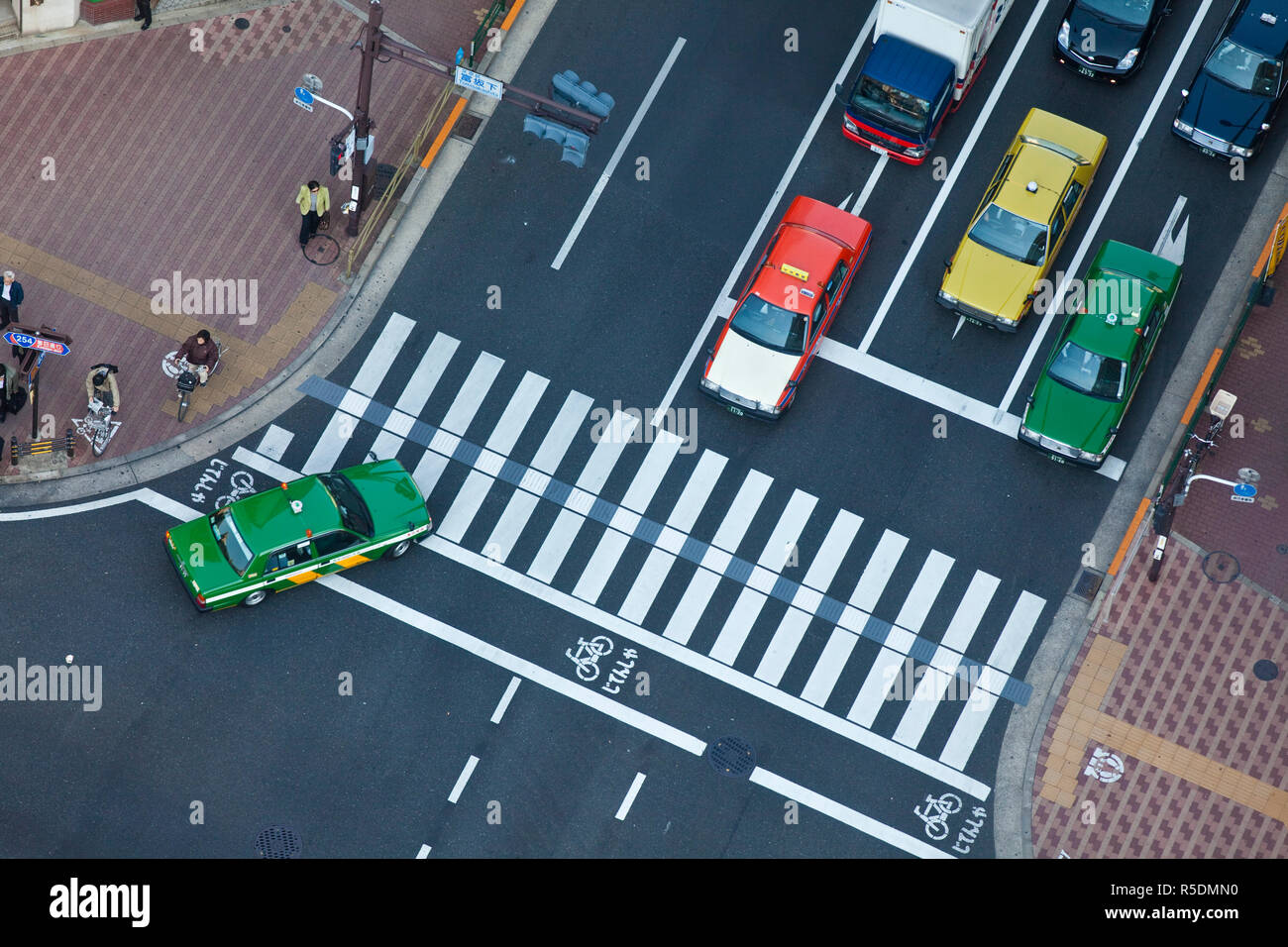 Pedestrian crossing and intersection, Tokyo, Japan Stock Photo - Alamy