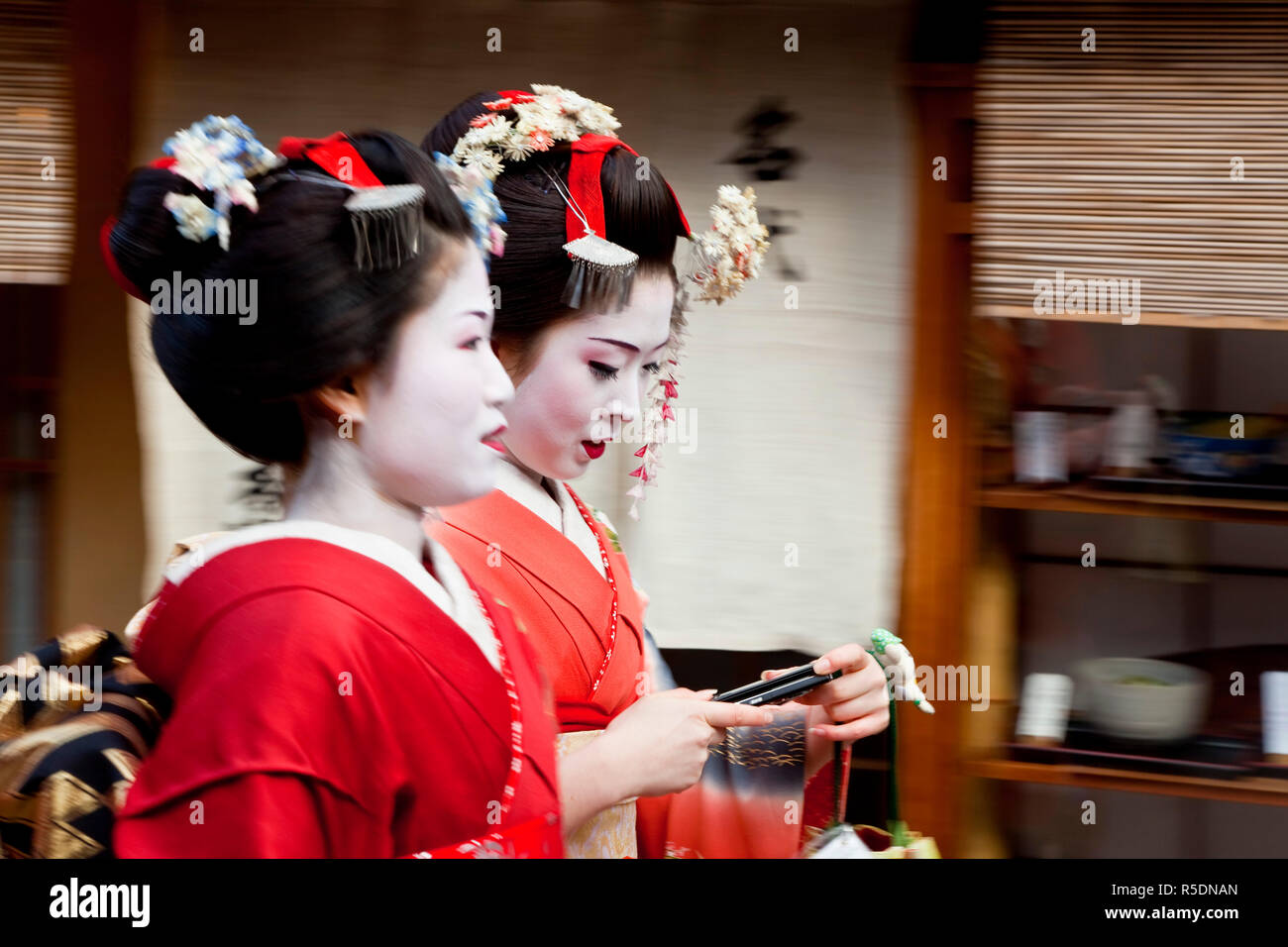 Geisha kyoto hi-res stock photography and images - Alamy