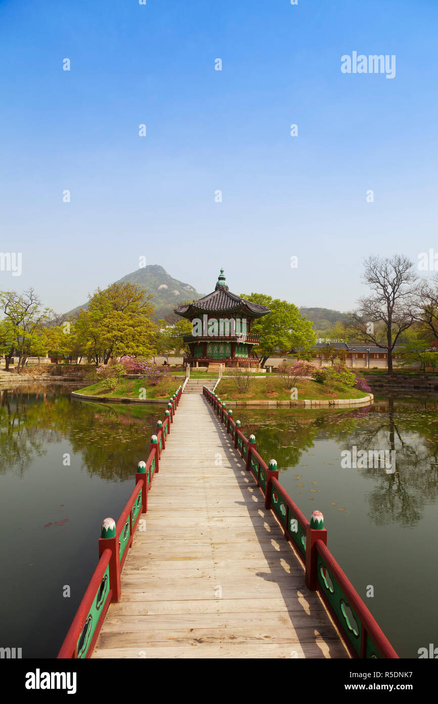 Korea, Seoul, Gyeongbokgung Palace, Hyangwonjeong Pavilion Stock Photo ...