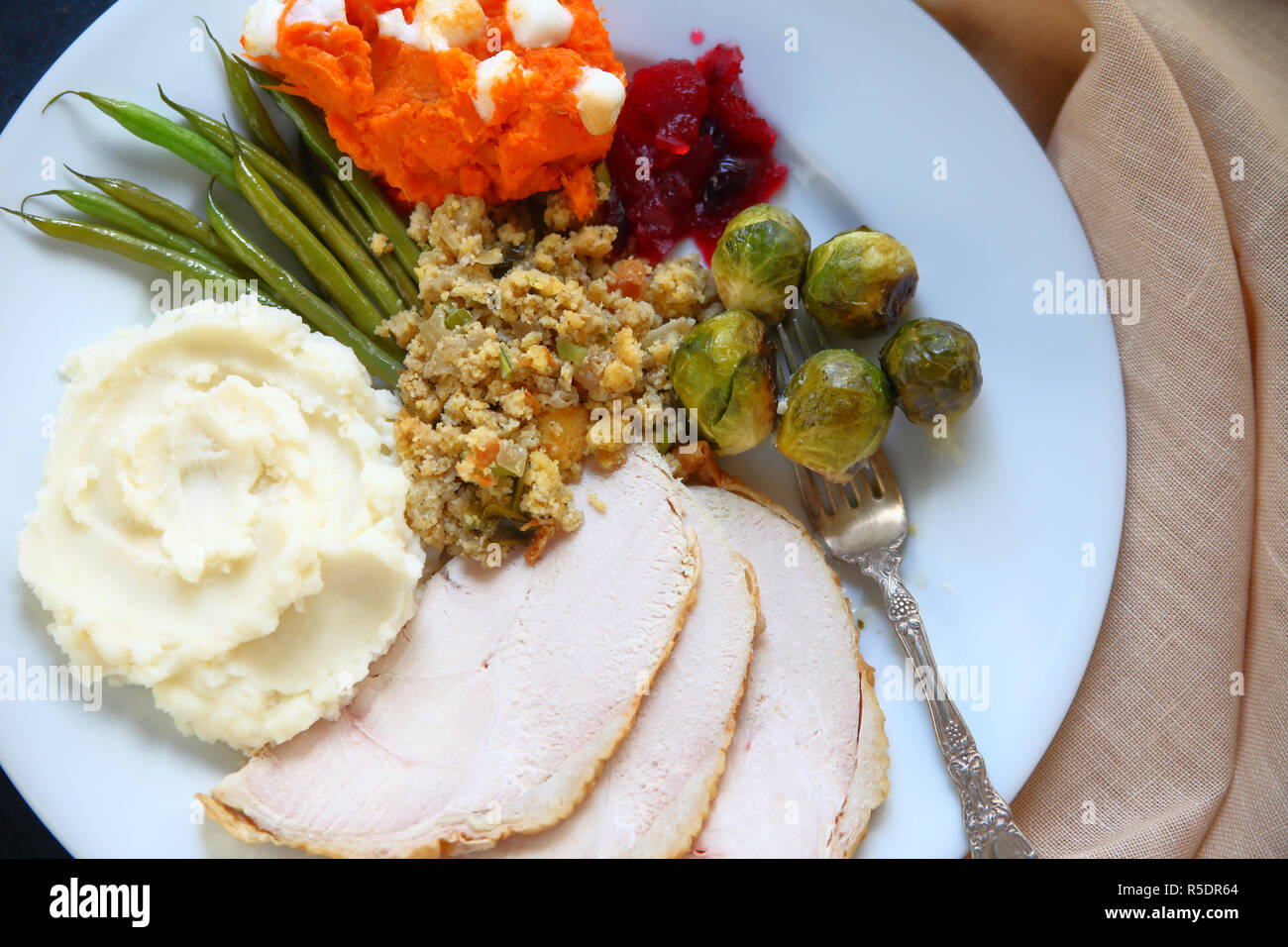 Full plate of Thanksgiving food Stock Photo - Alamy
