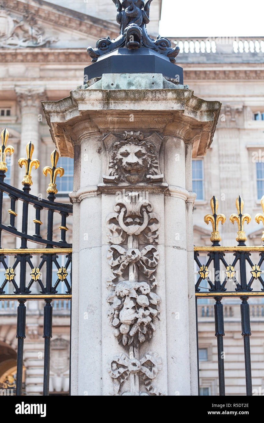 Buckingham Palace, details of decorative fence, London, United Kingdom ...