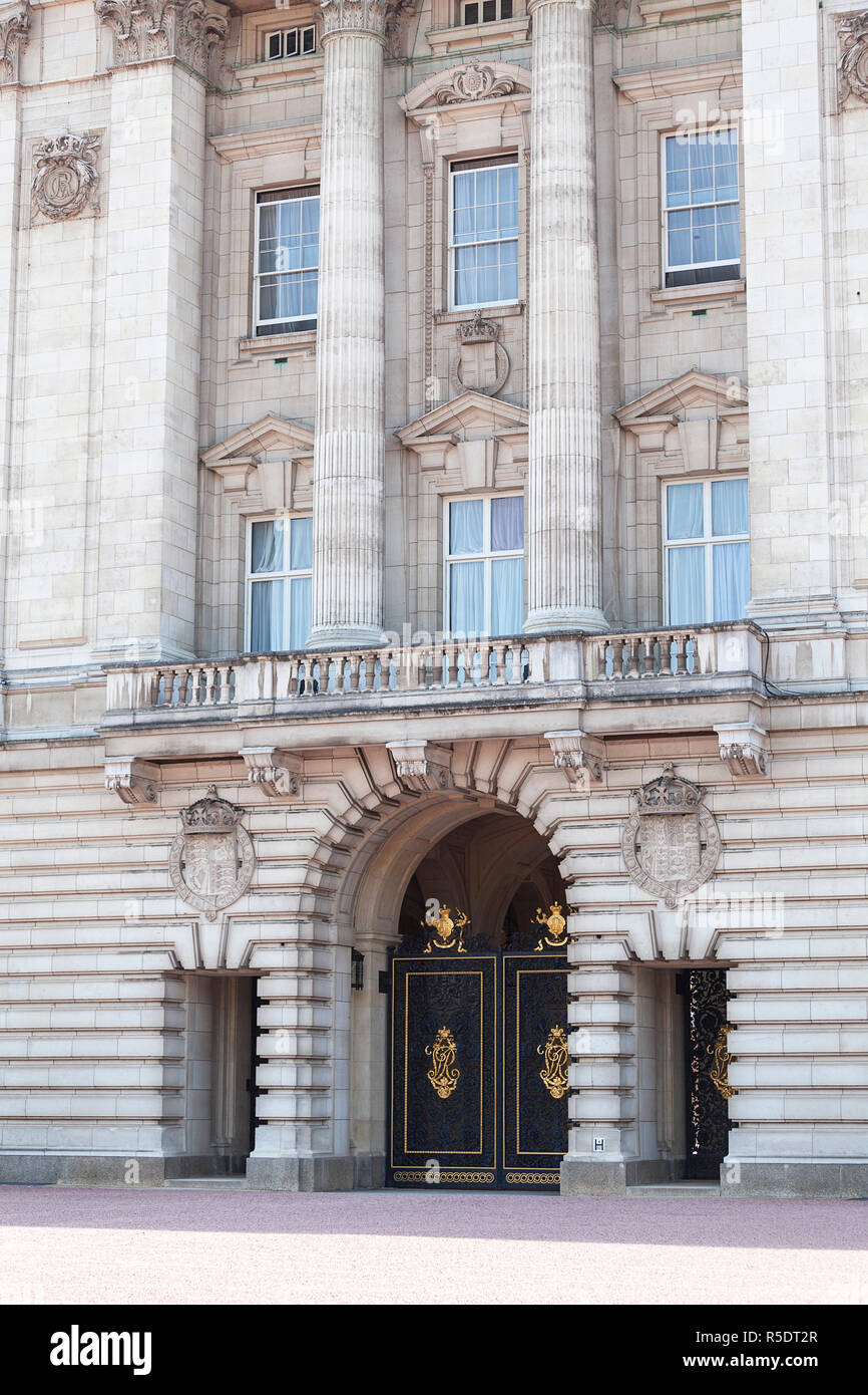 Buckingham Palace, facade with famous balcony, London, United Kingdom ...