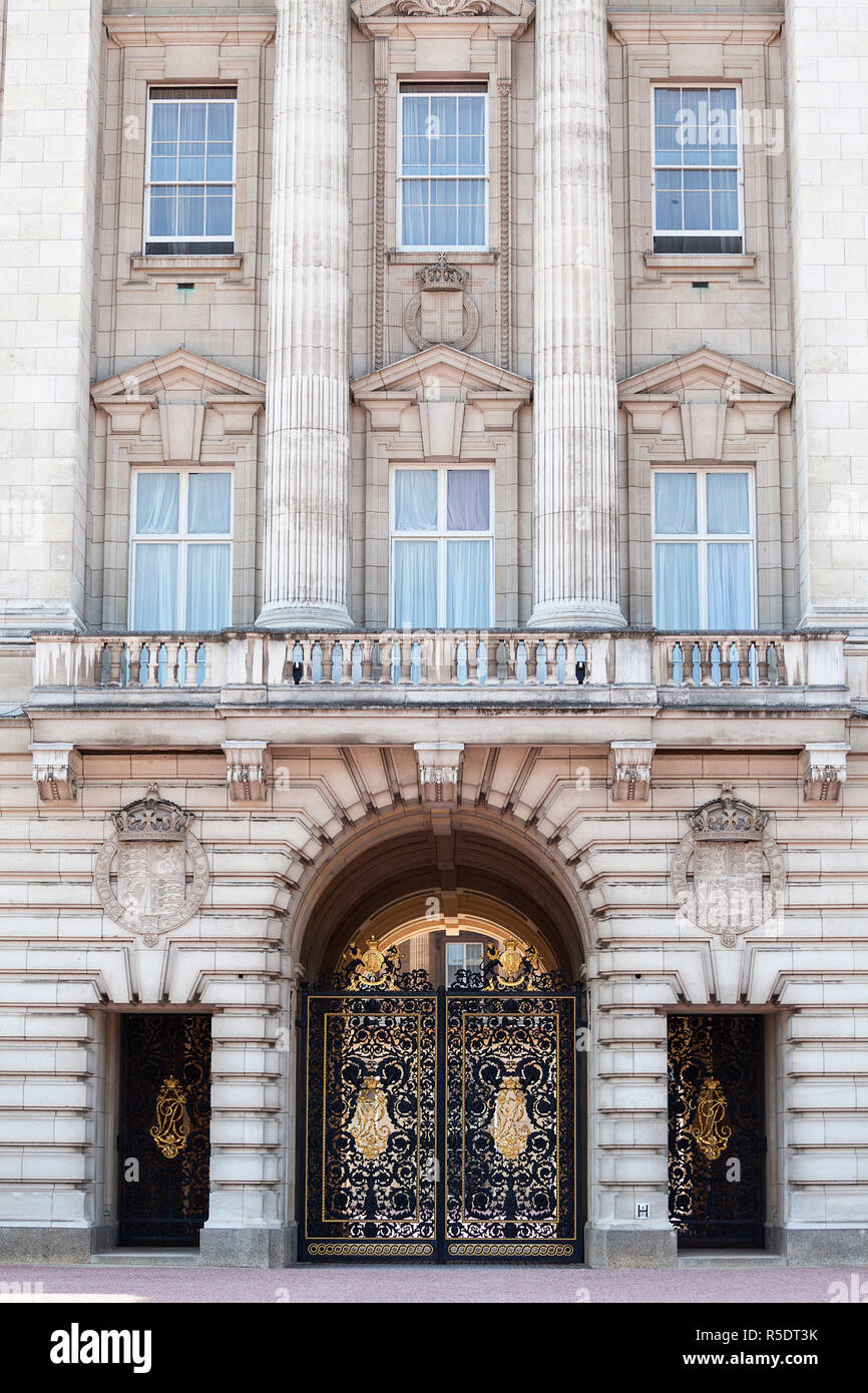 Buckingham Palace, facade with famous balcony, London, United Kingdom ...