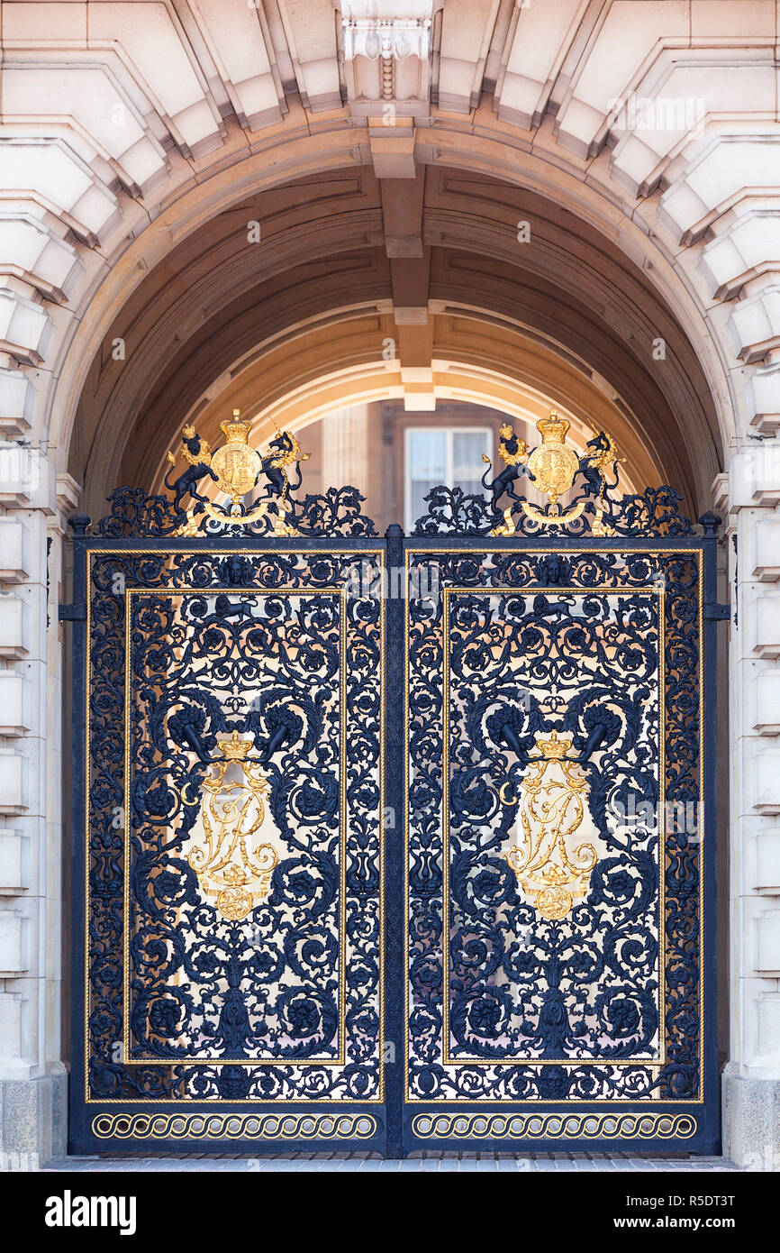 Buckingham Palace, decorative metal golden gate to the courtyard ...