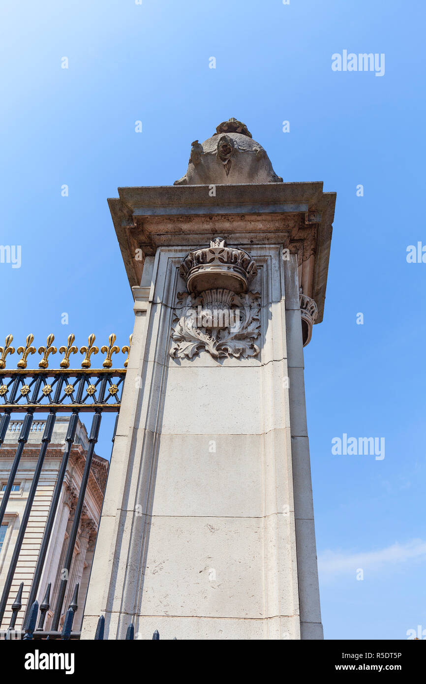 Buckingham Palace, details of decorative fence, London, United Kingdom ...