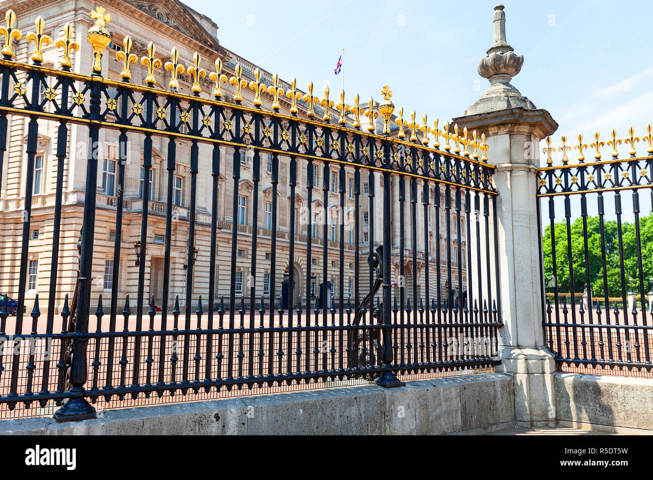 Buckingham Palace, details of decorative fence, London, United Kingdom ...