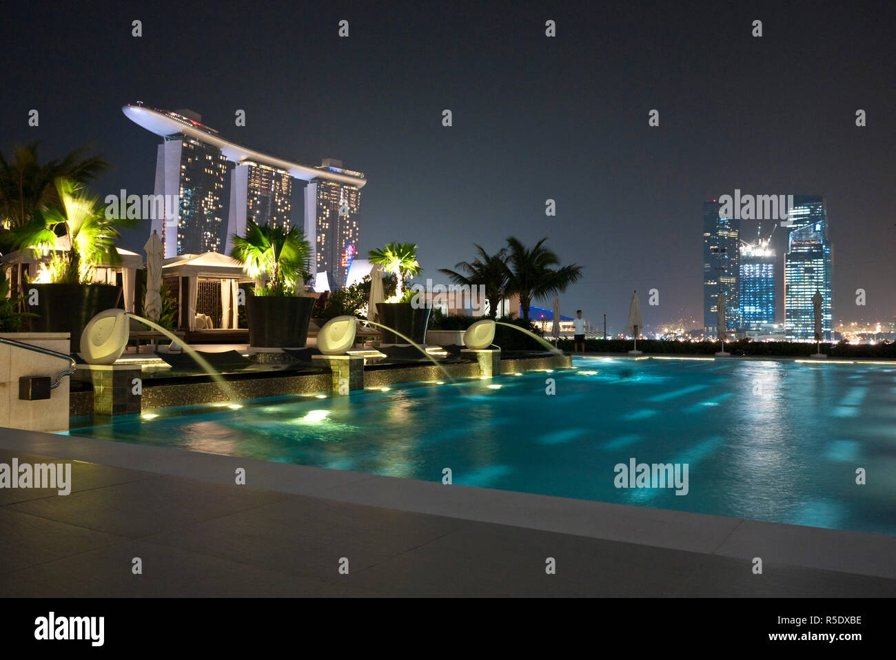 Mandarin hotel singapore pool hi-res stock photography and images - Alamy