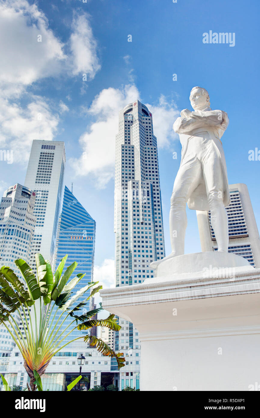 Sir Stamford Raffles Statue, founder of Singapore, Singapore Stock Photo - Alamy