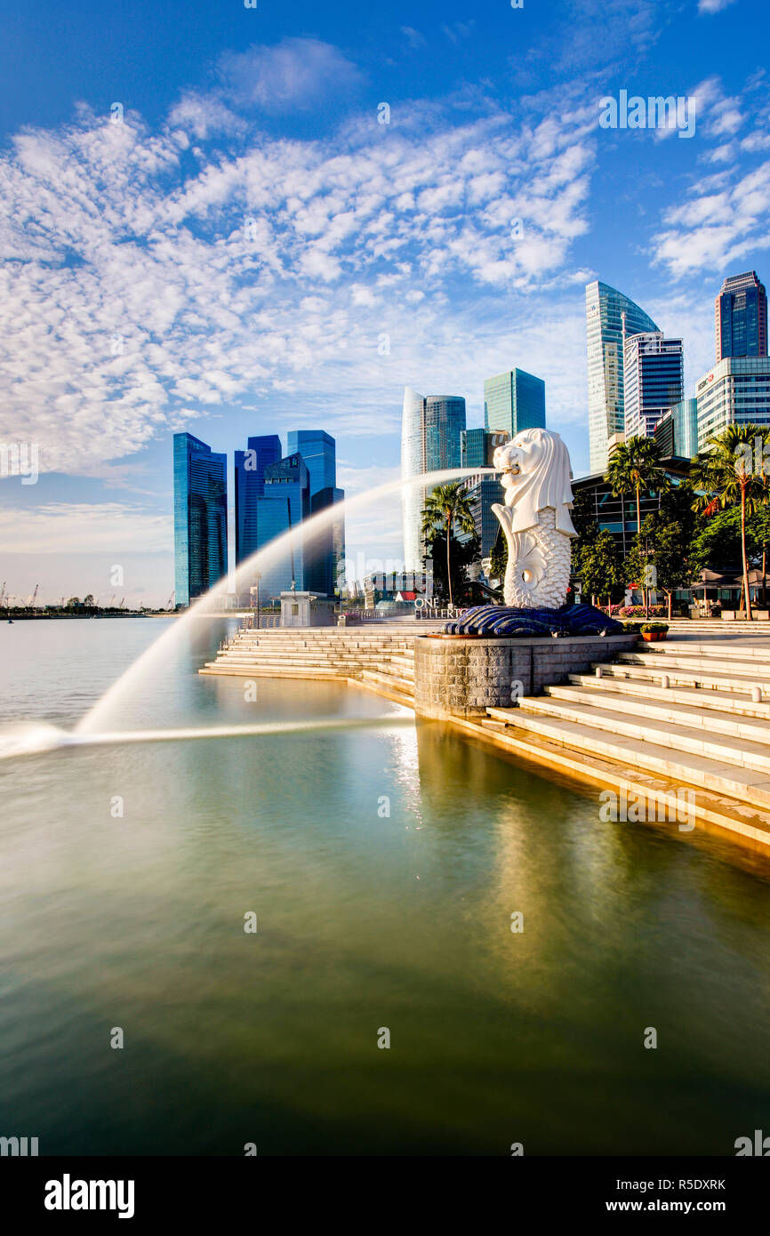 The Merlion Statue with the City Skyline in the background, Marina Bay ...
