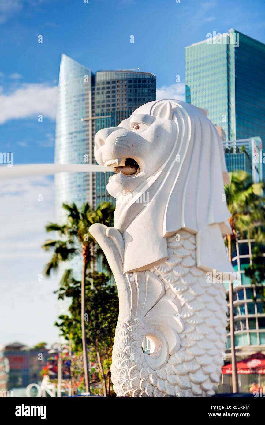 The Merlion Statue with the City Skyline in the background, Marina Bay ...