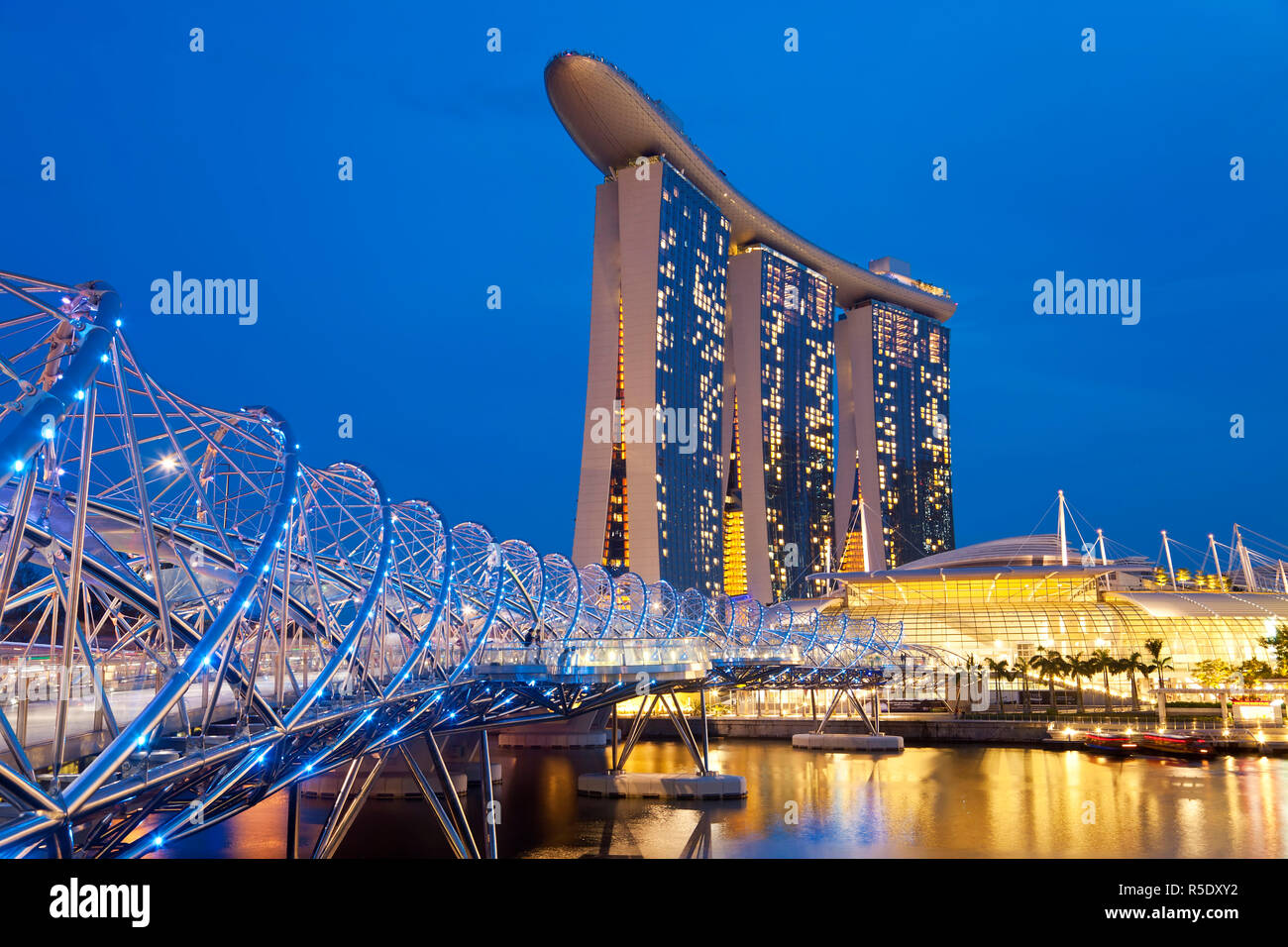 Helix bridge with marina bay sands hi-res stock photography and images ...