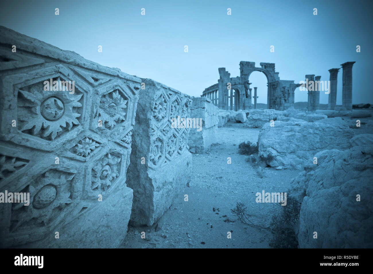 Syria, Palmyra ruins (UNESCO Site), Great Colonnade and Monumental Arch ...