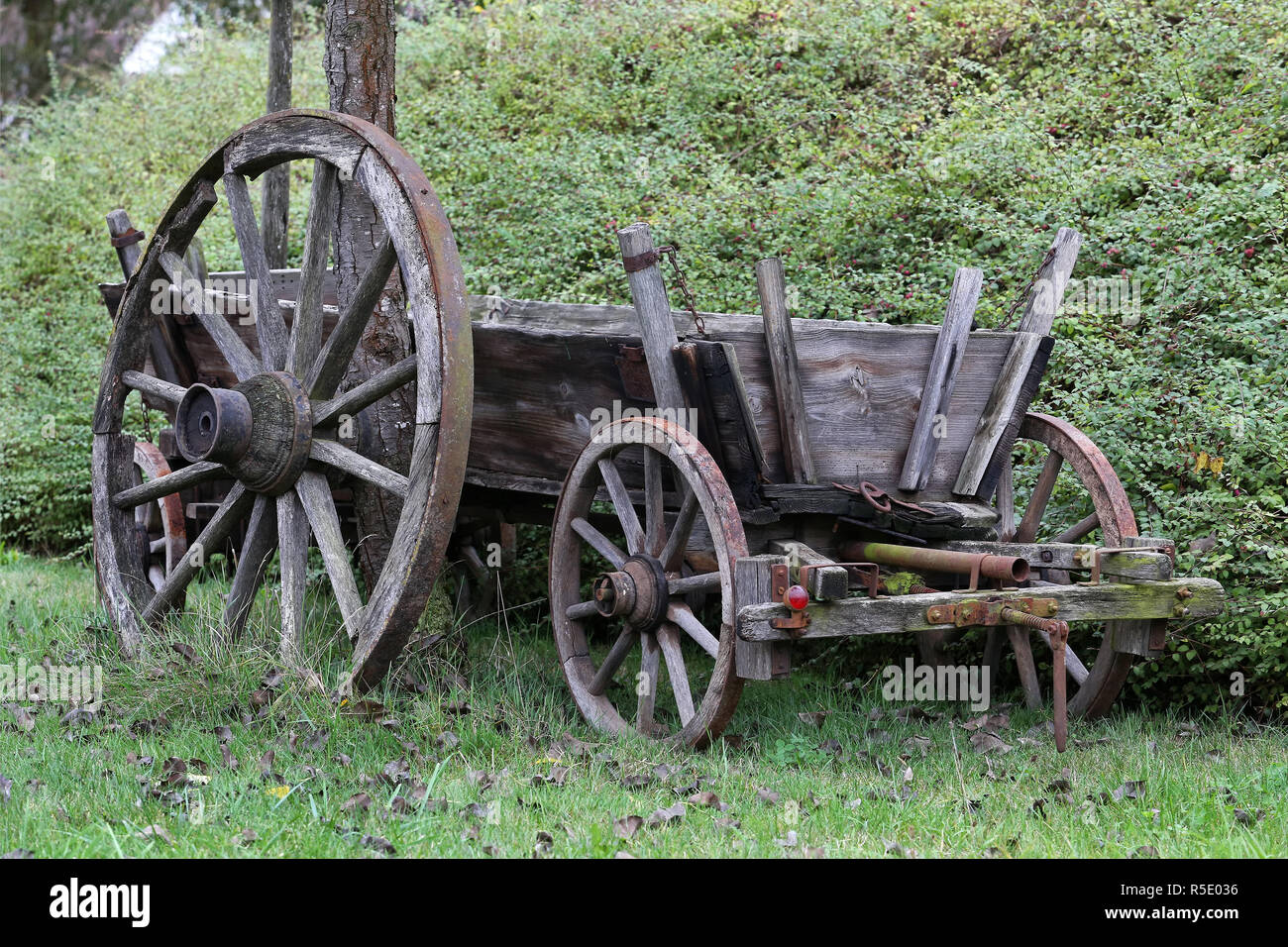 wooden cart and cartwheel Stock Photo - Alamy