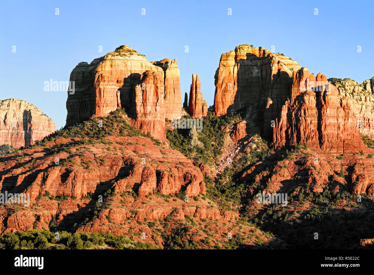 Sedona's most iconic rock formation, Cathedral Rock, with its buttes ...