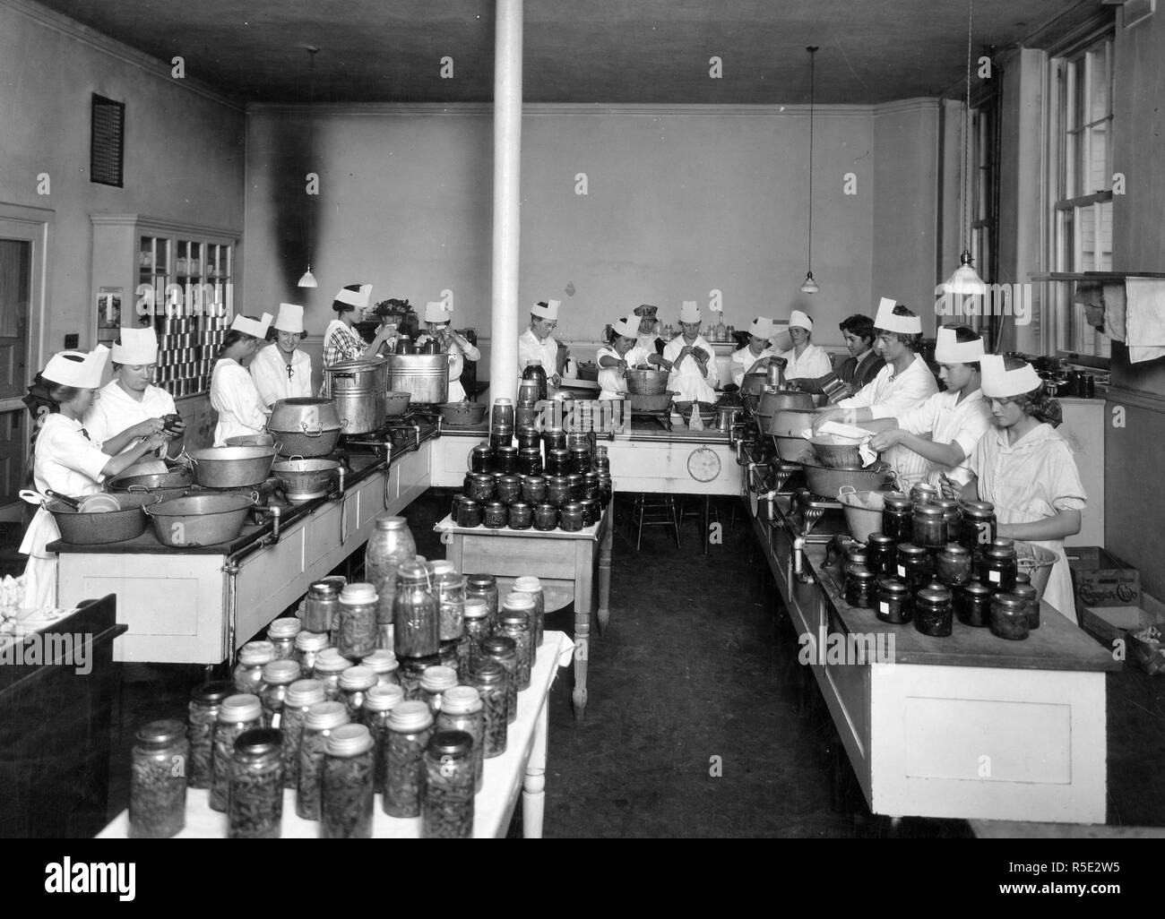 High school girls canning hi-res stock photography and images - Alamy