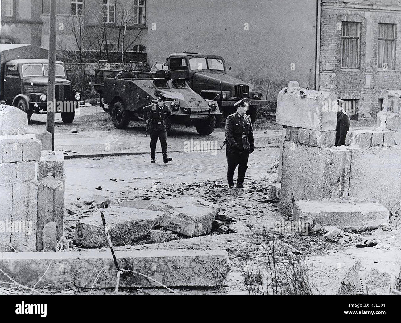 1962 berlin wall guards hi-res stock photography and images - Alamy
