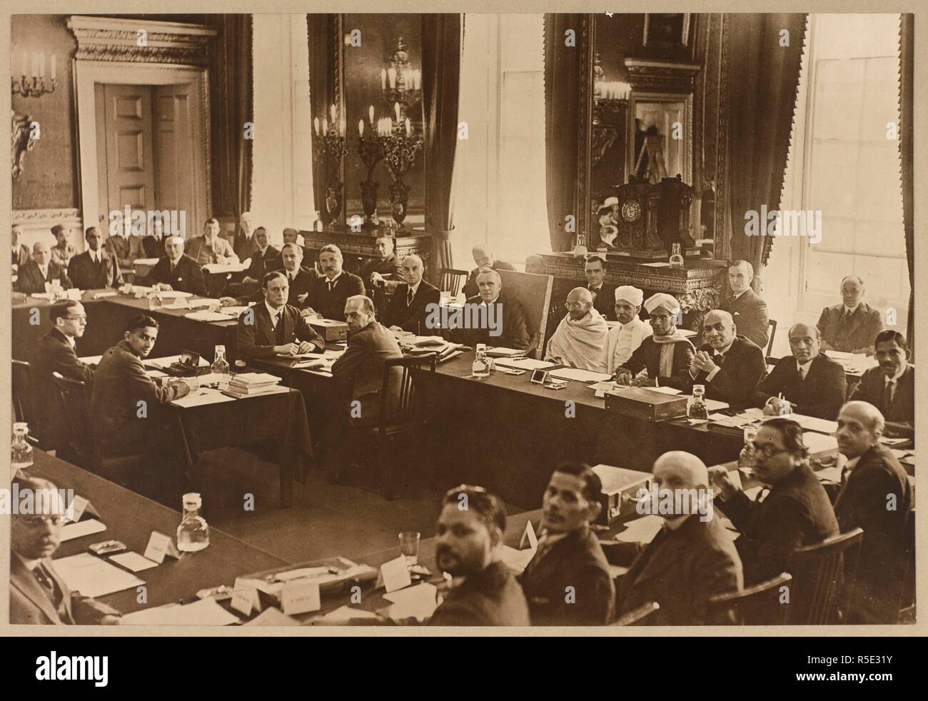 Delegates at the second session of the Indian Round Table Conference ...