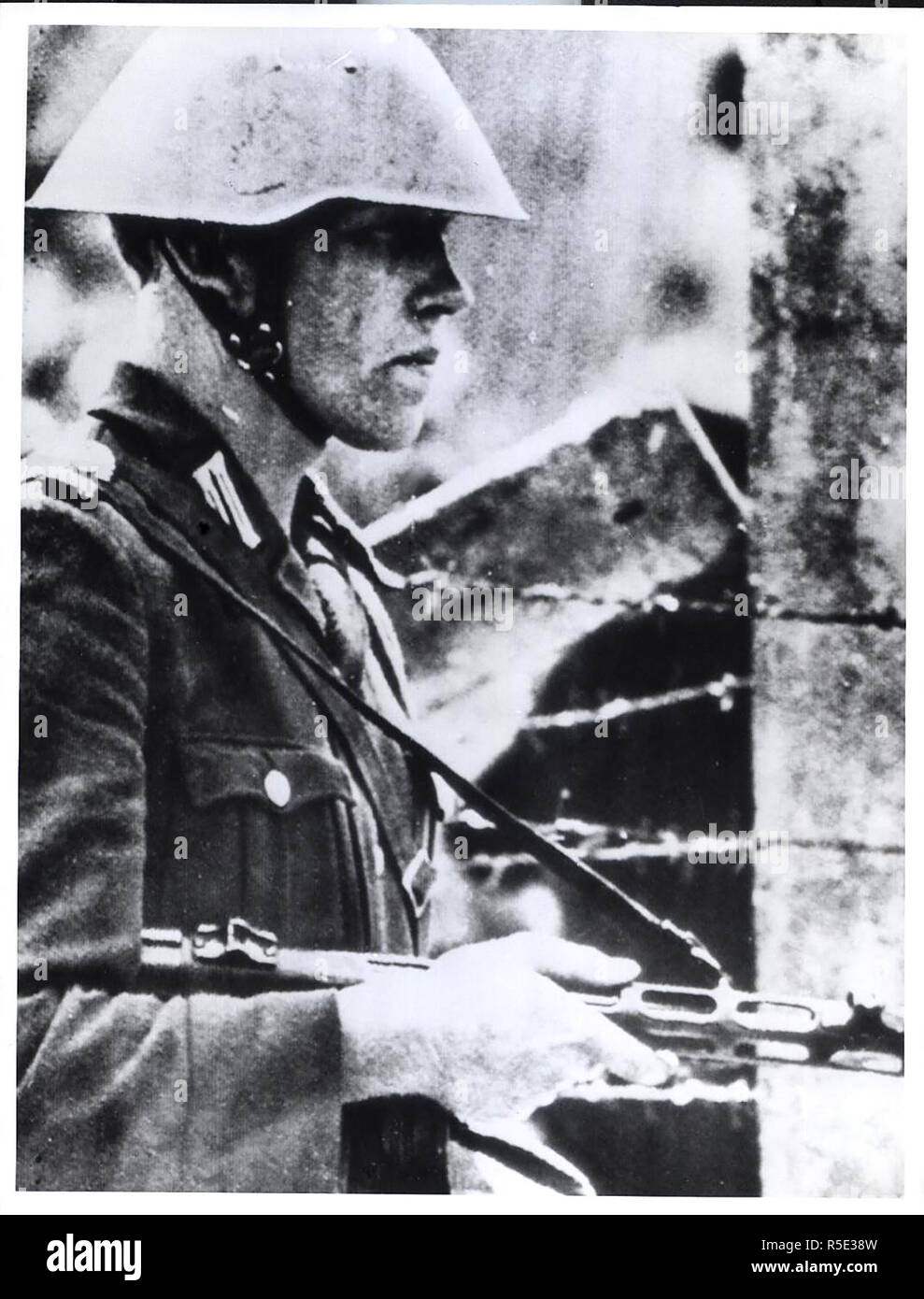 German policeman berlin wall 1961 hi-res stock photography and images ...