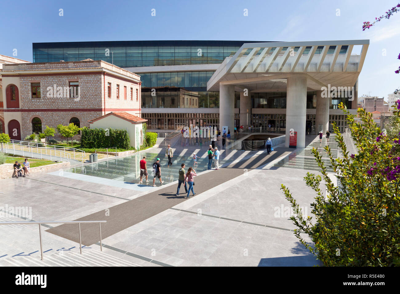 New Acropolis Museum, designed by architect Bernard Tschumi, Athens ...