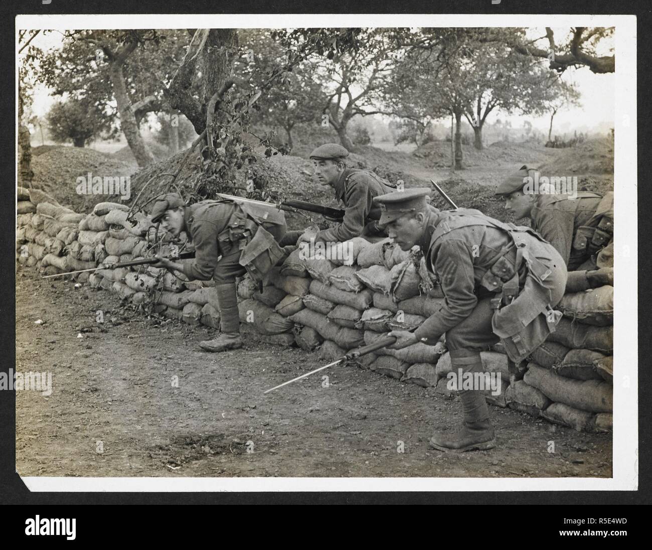 Soldiers ww1 leaving for war hi-res stock photography and images - Alamy