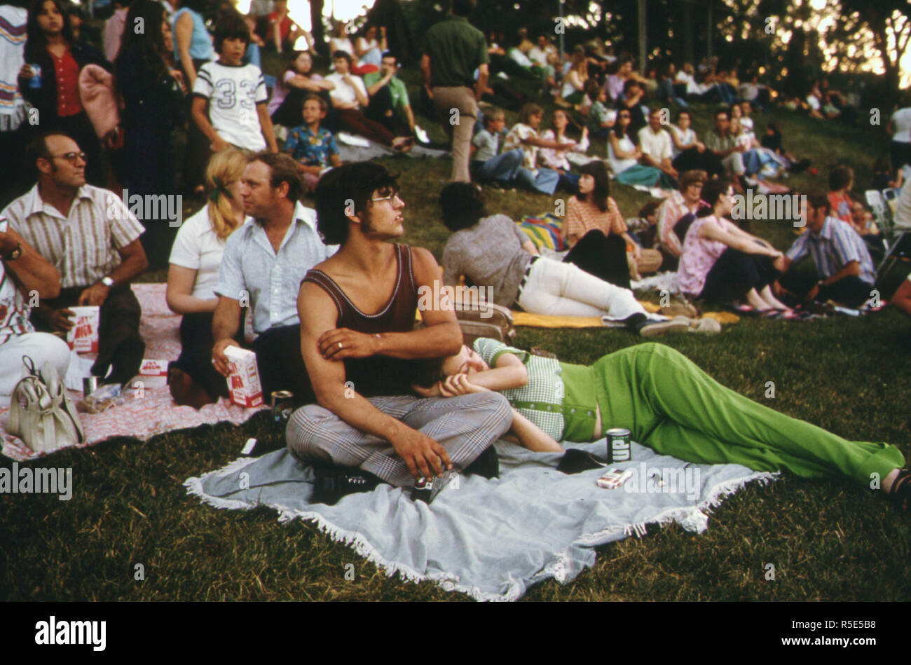 4th of july crowd 1970s hi-res stock photography and images - Alamy