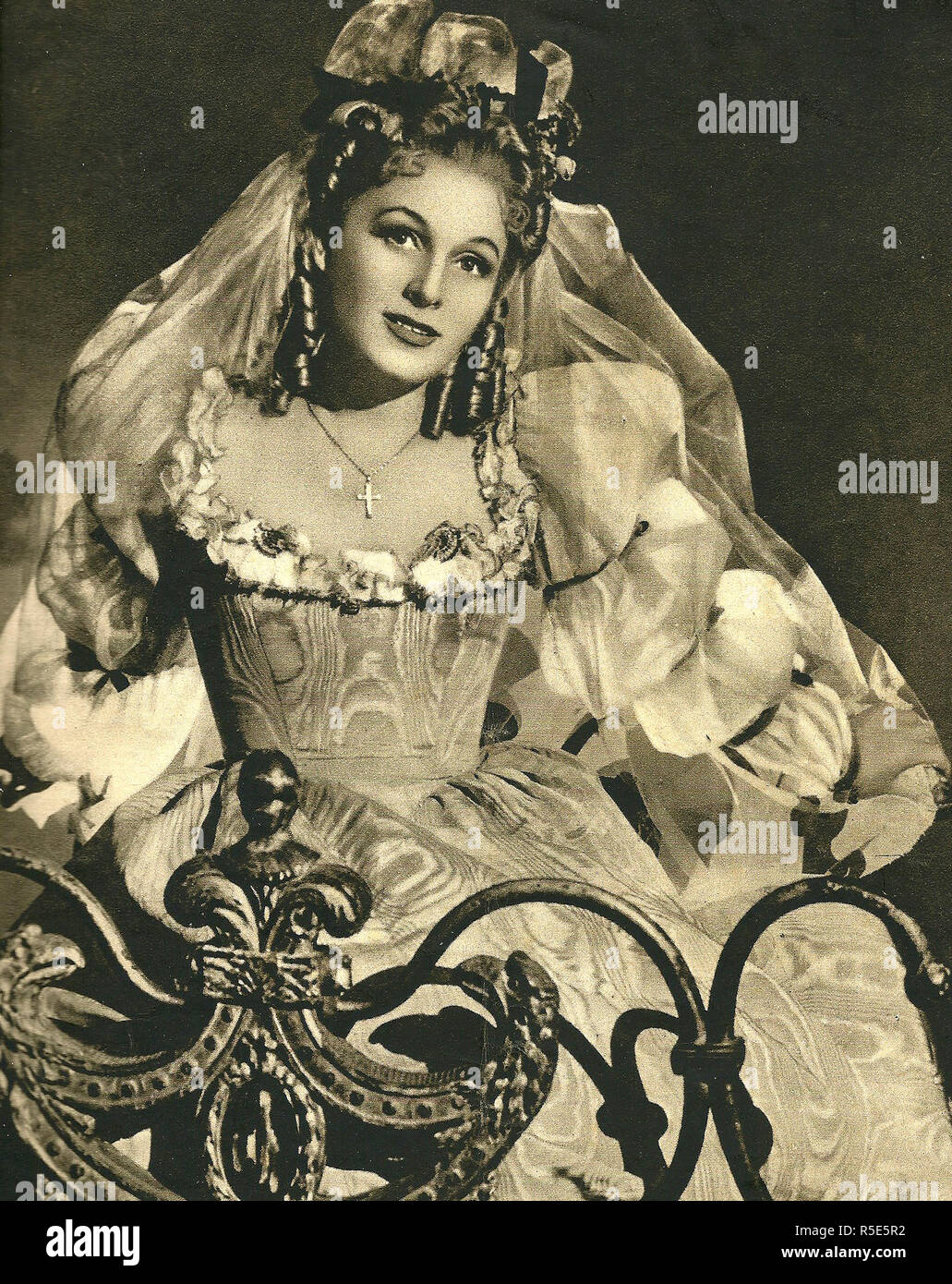 Russian born actress Assia Noris nel film La maschera sul cuore ca ...