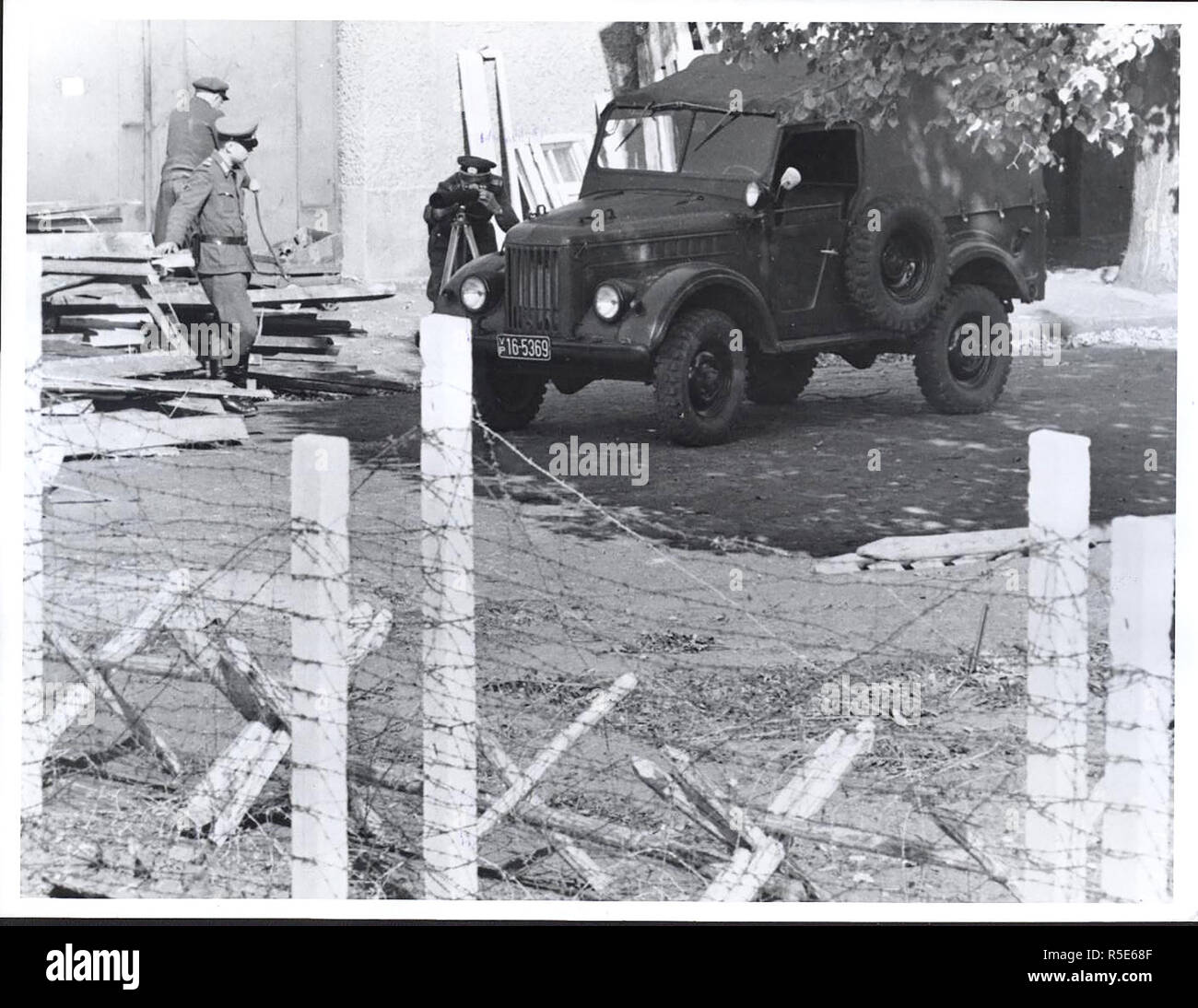 Berlin wall cold war 1960s hi-res stock photography and images - Alamy