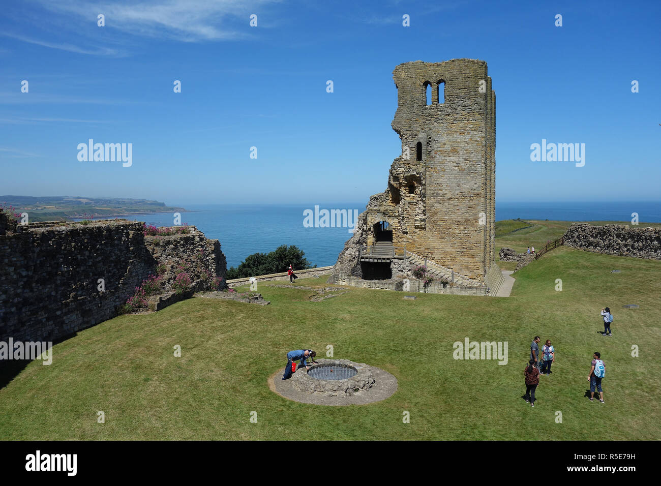 Panoramic coastal view scarborough hi-res stock photography and images ...
