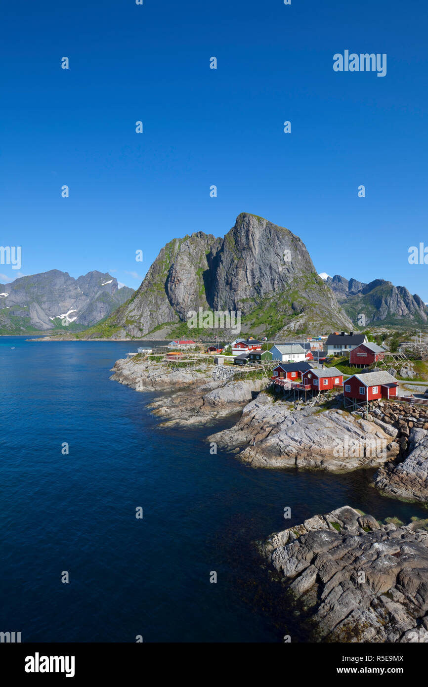 The picturesque fishing village of Hamnoy, Hamnoy, Moskenesoy, Lofoten ...