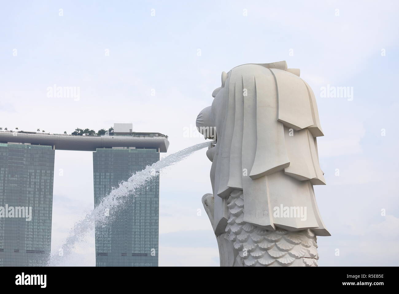 Merlion statue in Merlion park Singapore Stock Photo - Alamy