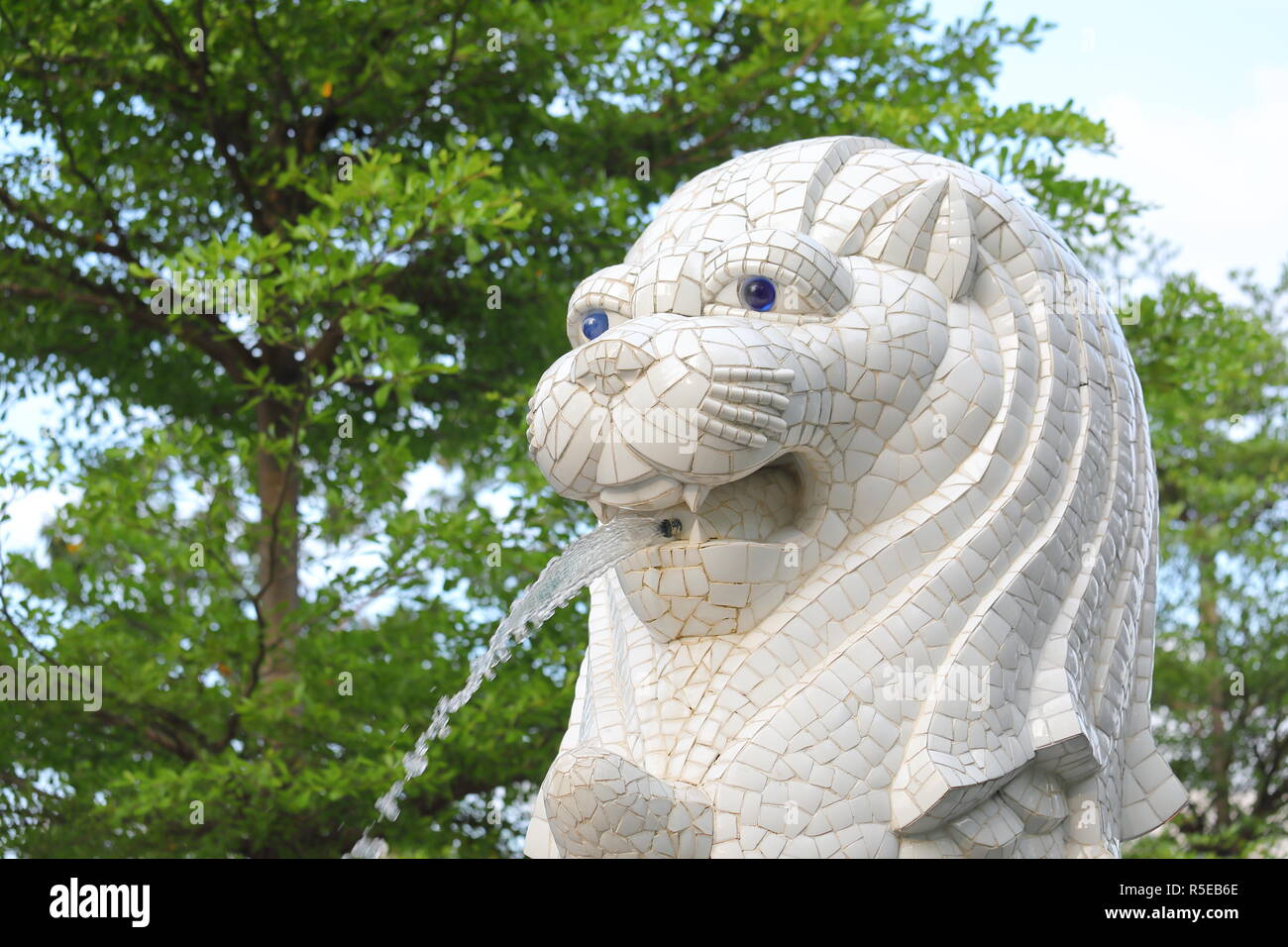 Merlion statue in Merlion park Singapore Stock Photo - Alamy