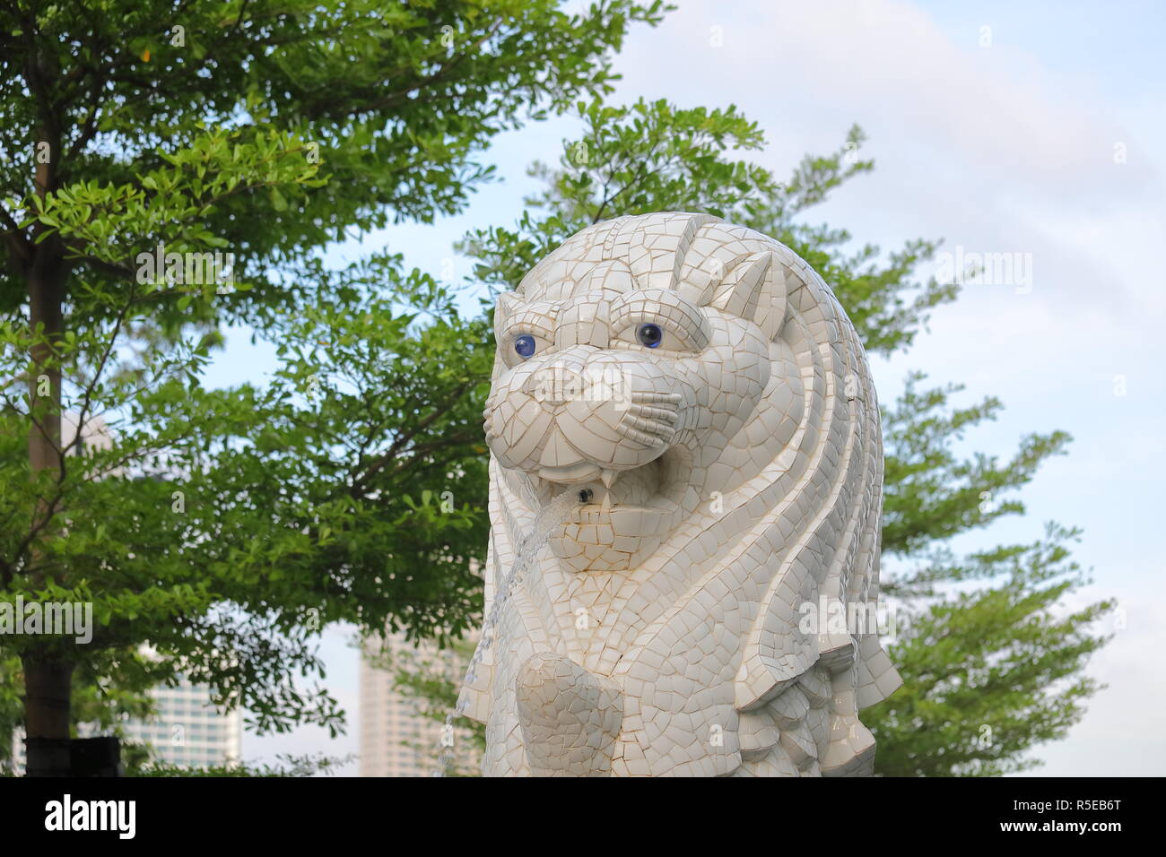 Merlion statue in Merlion park Singapore Stock Photo - Alamy