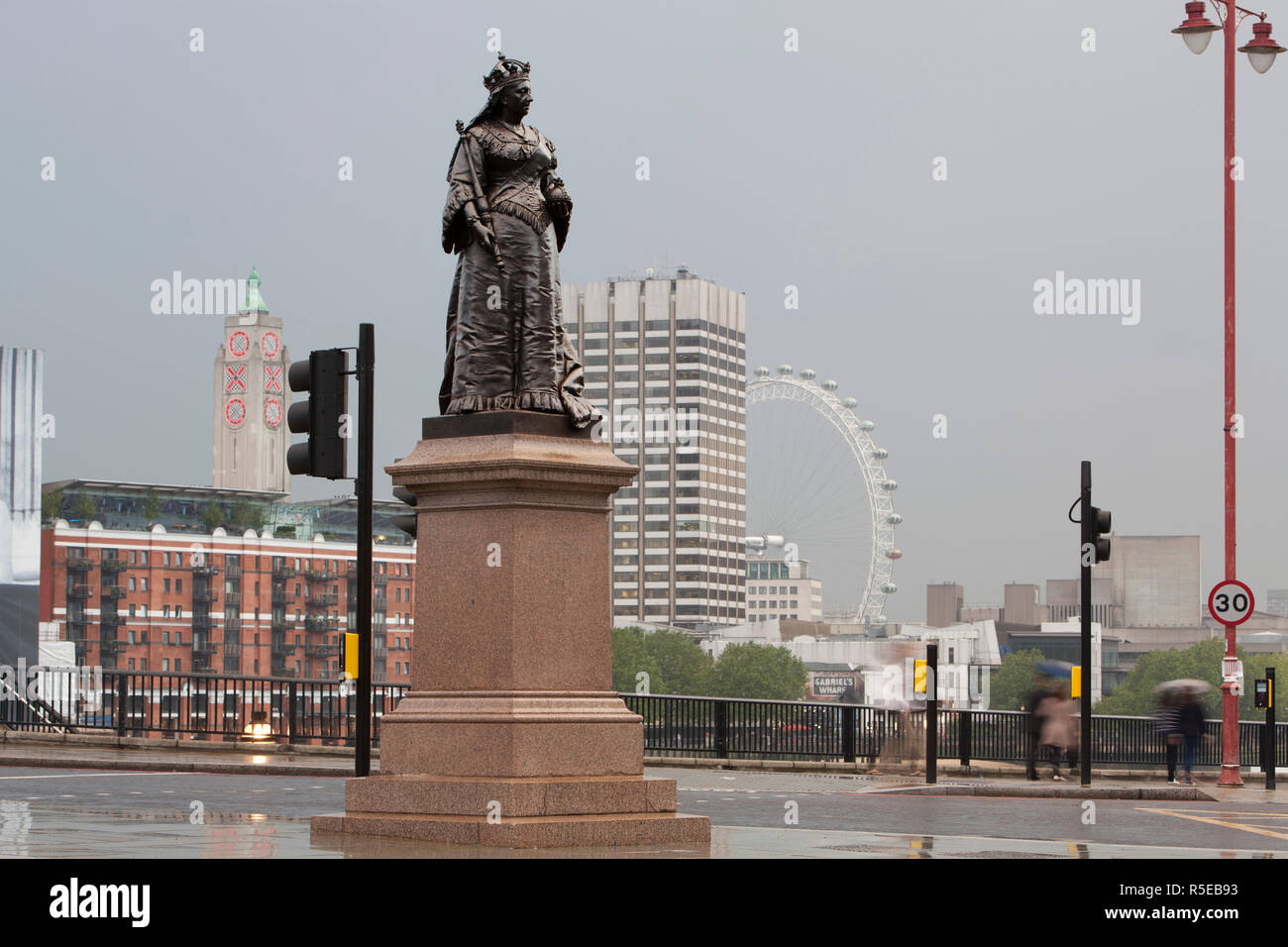 Queen victoria statue london hi-res stock photography and images - Alamy