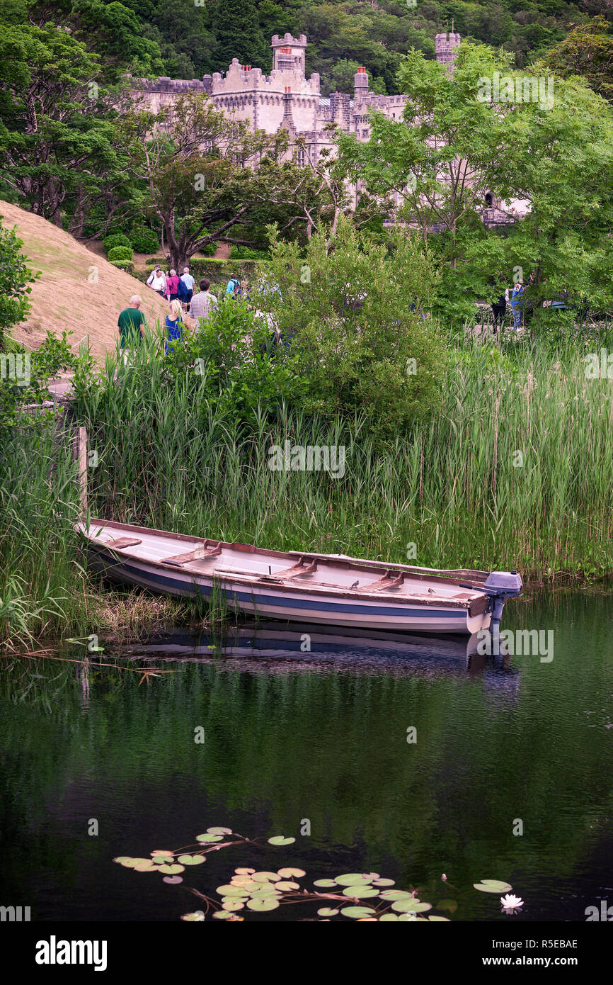 Kylemore abbey and kylemore lake hi-res stock photography and images ...